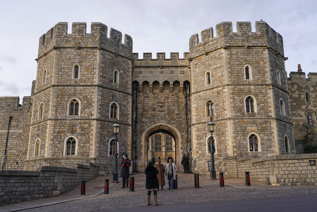 Tue. 8:51 a.m.: Report: Fake priest conned way into royal guards ...